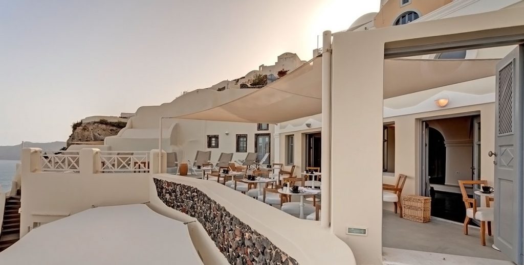 captains lounge restaurant 2 | Mystique Hotel Santorini